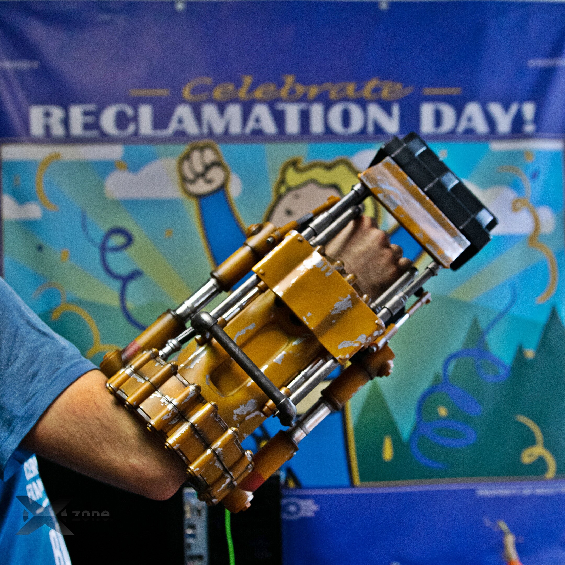 Replika zbraně Fallout - Power Fist (45 cm) - Xzone.cz